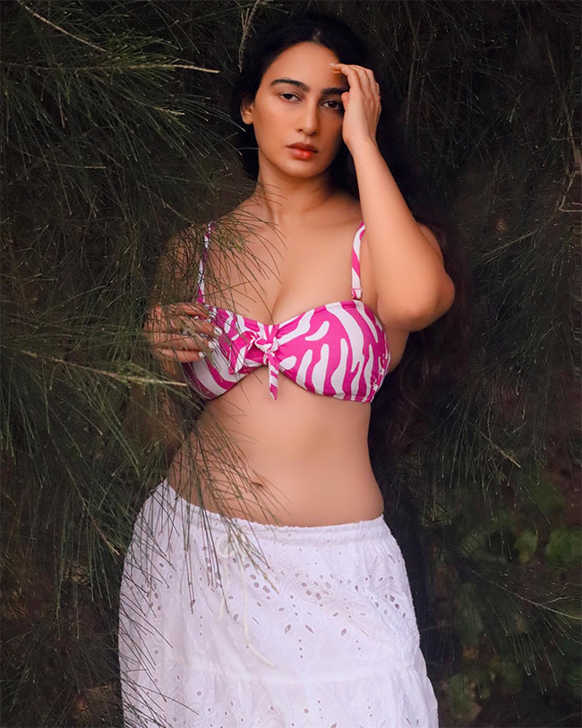 అందాలతో కుర్రాళ్లను ఆగమాగం చేస్తున్న మేఘా శుక్లా (ఫొటోలు) | Actress Megha Shukla Hot Photos In ...